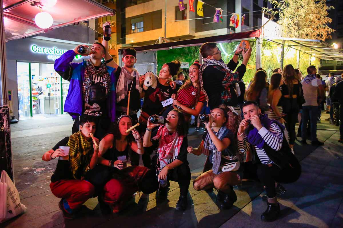 Argazkiak / Kaleko tribuez mozorrotu dira galdakoztarrak jaietako azken ...